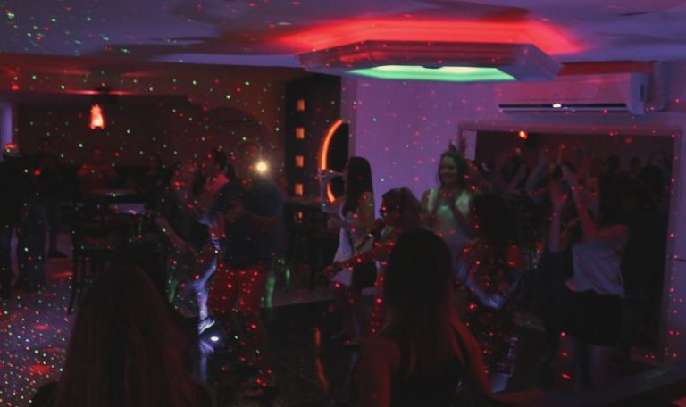 Bar-hopping in Aruba with Karaoke Party Bus: VisitAruba Meets the Fun ...